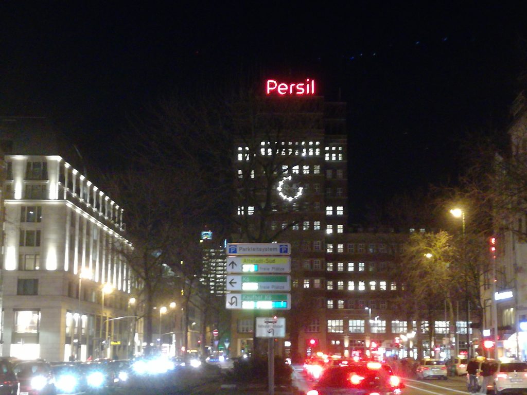 Persil-Werbung leuchtet über der Stadt | Düsseldorf entdecken
